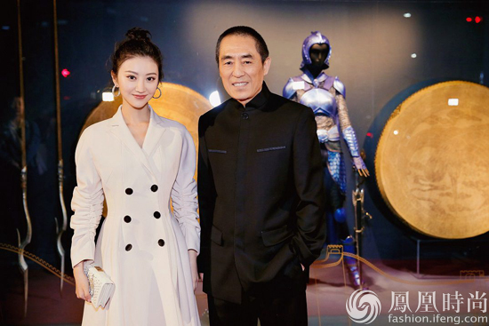景甜美国宣传电影长城 白色西装裙显优雅气质 凤凰时尚