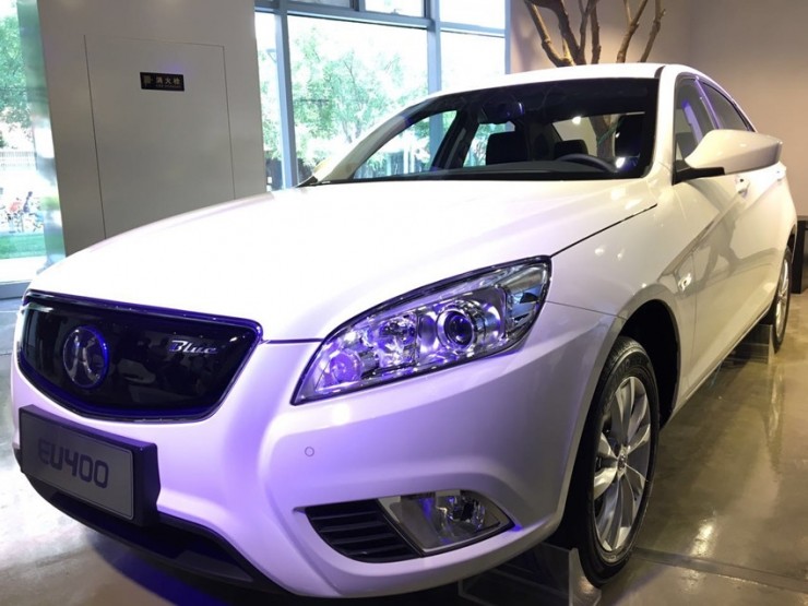 北汽新能源发布新车EU400：续航达460公里，双品牌战略布局智能驾驶_凤凰资讯