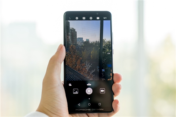 华为Mate 10保时捷版真机抢先看：8999元战iPX_凤凰科技
