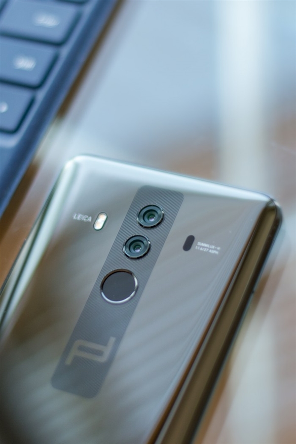 华为Mate 10保时捷版真机抢先看：8999元战iPX_凤凰科技