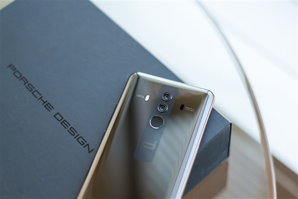 华为Mate 10保时捷版真机抢先看：8999元战iPX_凤凰科技