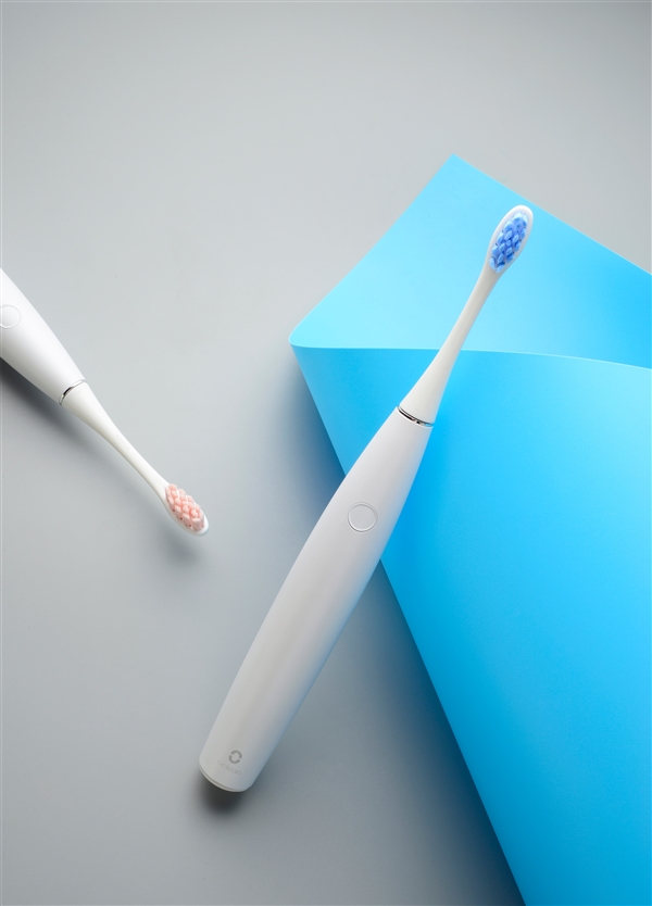杜邦刷头+60天续航 199元Oclean SE青春版智能牙刷图赏_凤凰科技