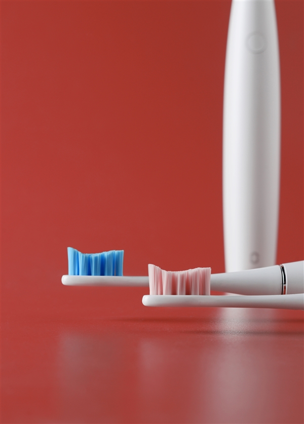 杜邦刷头+60天续航 199元Oclean SE青春版智能牙刷图赏_凤凰科技