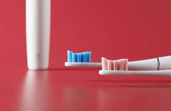 杜邦刷头+60天续航 199元Oclean SE青春版智能牙刷图赏_凤凰科技