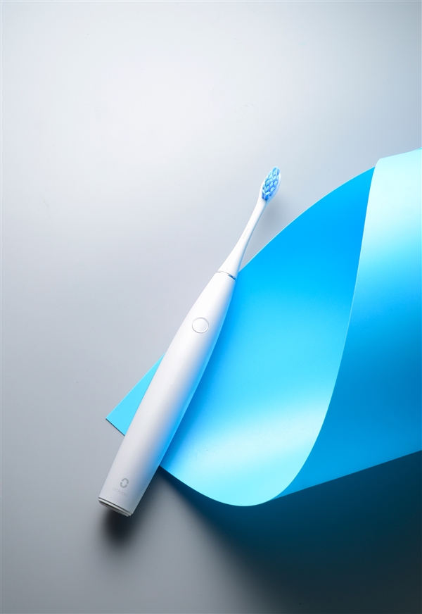 杜邦刷头+60天续航 199元Oclean SE青春版智能牙刷图赏_凤凰科技