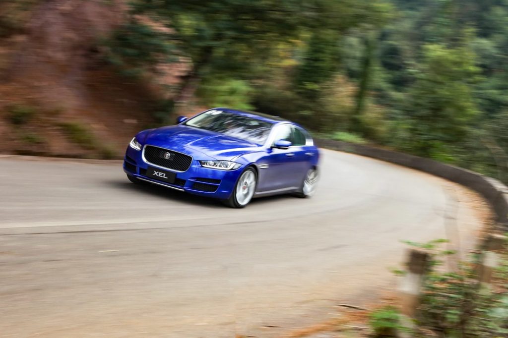 轴距直逼上代 A6L，捷豹却拿 XEL 带大家跑山 | 董试_凤凰科技