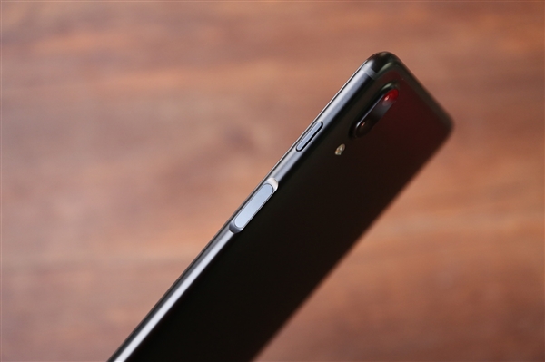 骁龙636/1799元起！魅蓝E3曜石黑版开箱图赏_凤凰科技