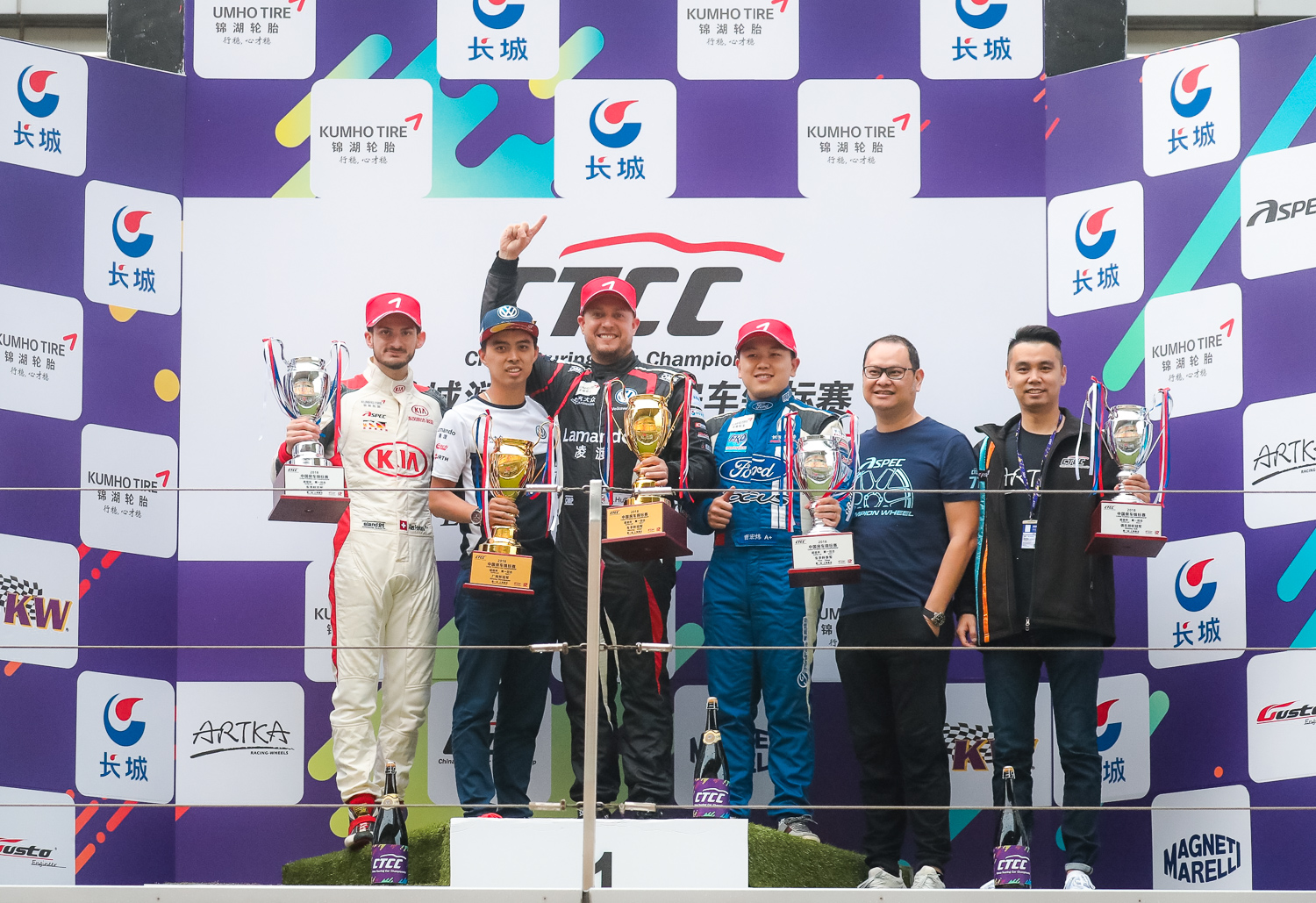 雨中冲刺！切磋纠缠 2018CTCC荷夫刘洋开门红_凤凰网汽车_凤凰网