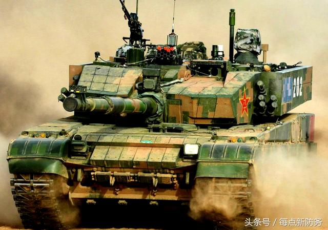 中国99A2主战坦克皮厚、火力强，M1A2不服气：参加实战再跟我比！__凤凰网