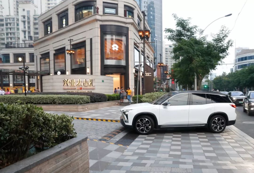 没有4S店的蔚来靠什么经营客户？李斌对于传言怎么看？_凤凰网汽车_凤凰网