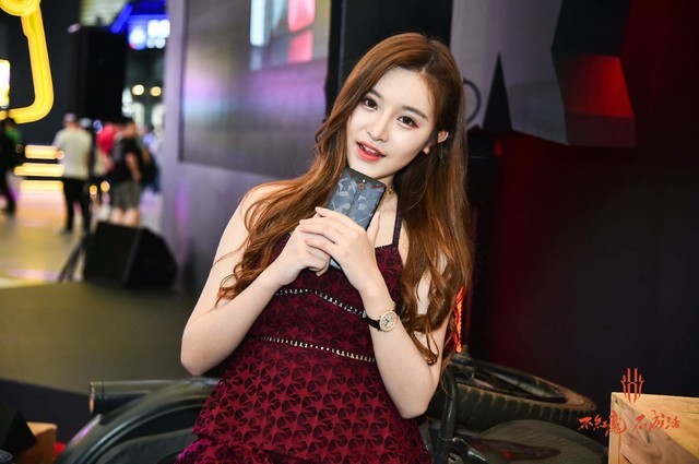 与红魔游戏手机更配哦 CJ最美coser小姐姐出炉_凤凰网