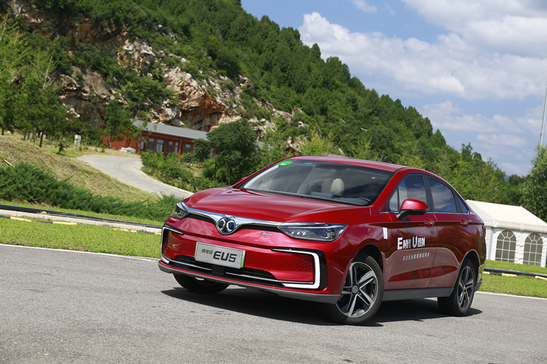 续航500公里 北汽新能源EU5补贴后12.99万元起售_凤凰网汽车_凤凰网