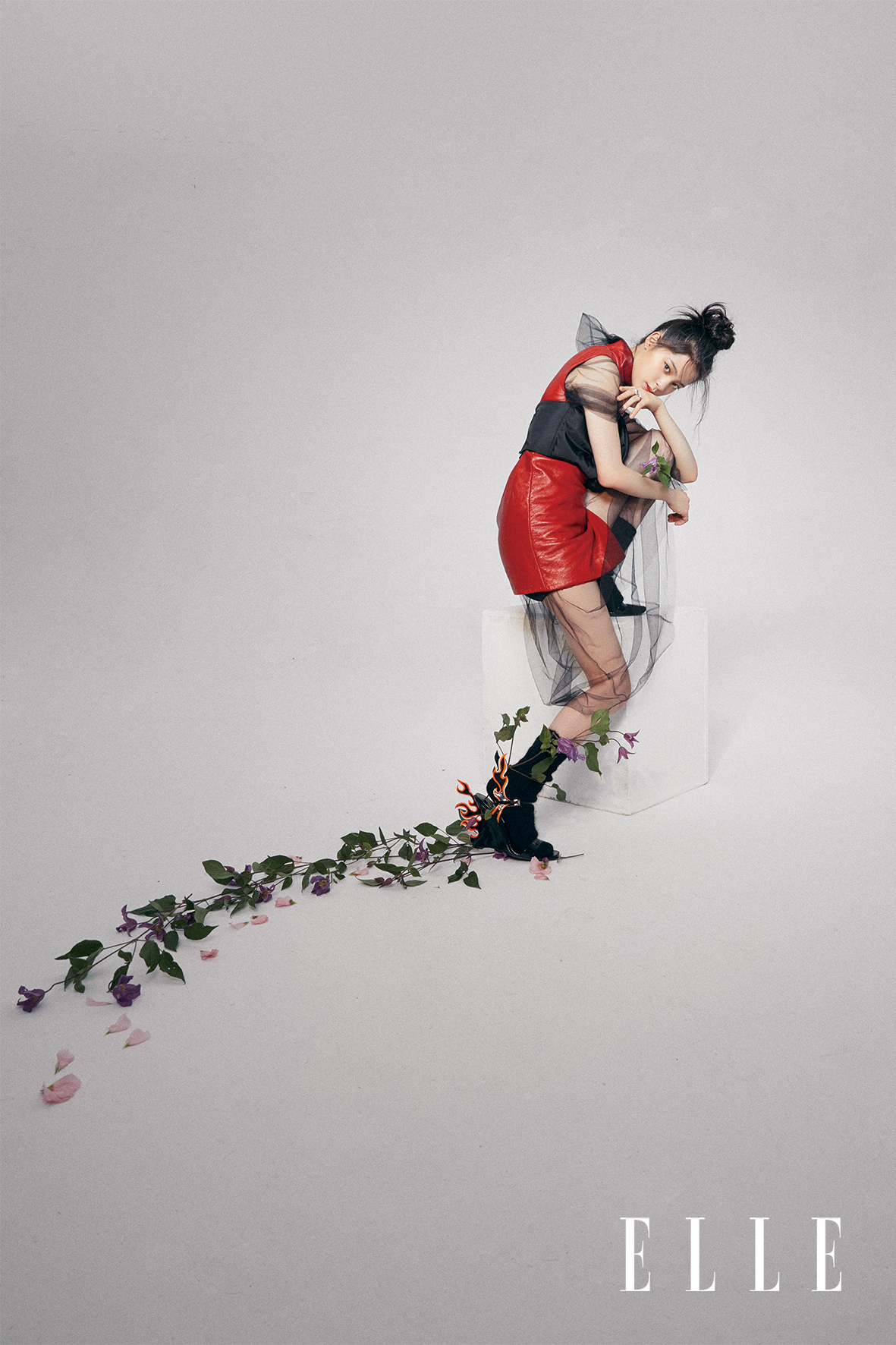 欧阳娜娜登《ELLE》HK九月刊封面，不一样的甜酷娜比_凤凰网