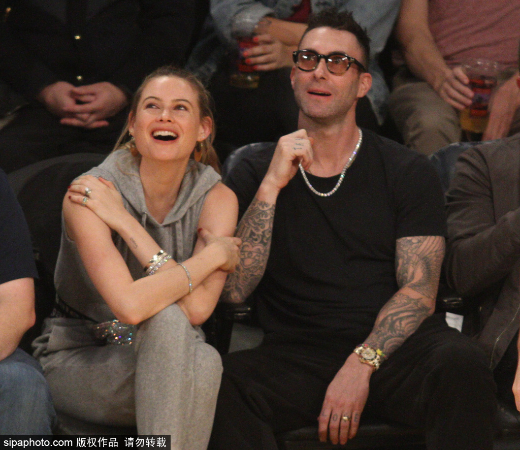 Maroon 5主唱与妻子观战NBA 两人欢呼不断气氛超嗨_凤凰网