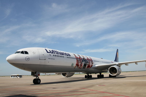 拜仁慕尼黑乘坐汉莎航空新涂装空客飞机抵达上海_凤凰商业