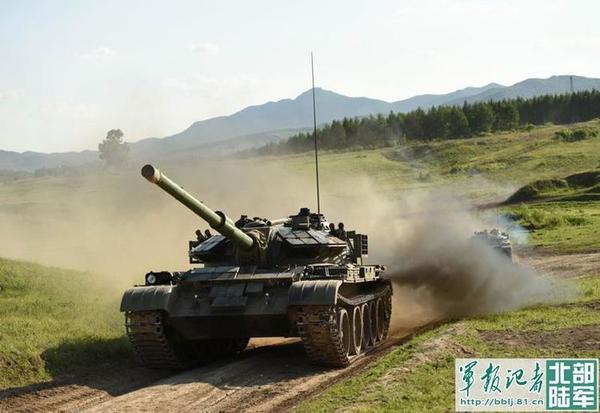 解放军59D坦克群战备拉动 车内曝光_凤凰军事