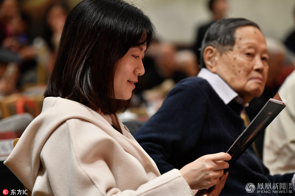 杨振宁夫妇出席西南联大建校80周年纪念大会_资讯_凤凰网