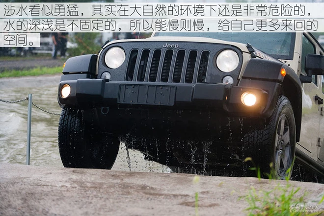 爬山涉水不在话下！实测牧马人越野能力有多强？_凤凰资讯