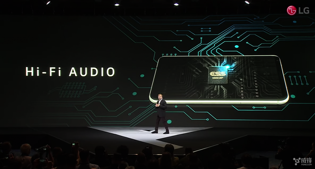 LG V30新机亮相：全面屏多媒体旗舰标杆！_凤凰资讯