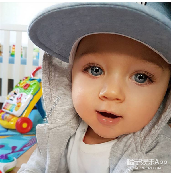 萌cry！出生自带美瞳，这个意大利萌娃这才是真·眼里有星星宇宙！_凤凰资讯