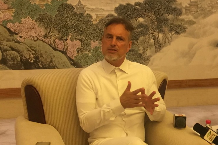 "LSTM之父"Jürgen Schmidhuber：我一直在努力实现三十年前的目标 “AI奴役人类”很愚蠢_凤凰科技