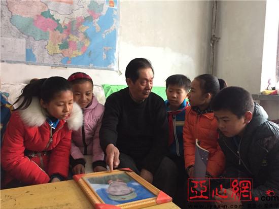 新疆兵团第七师：童心向党 听爷爷讲那过去的故事_手机凤凰网