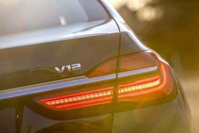 只有殿堂级的V12，才能展现工业美学的巅峰_凤凰网汽车_凤凰网