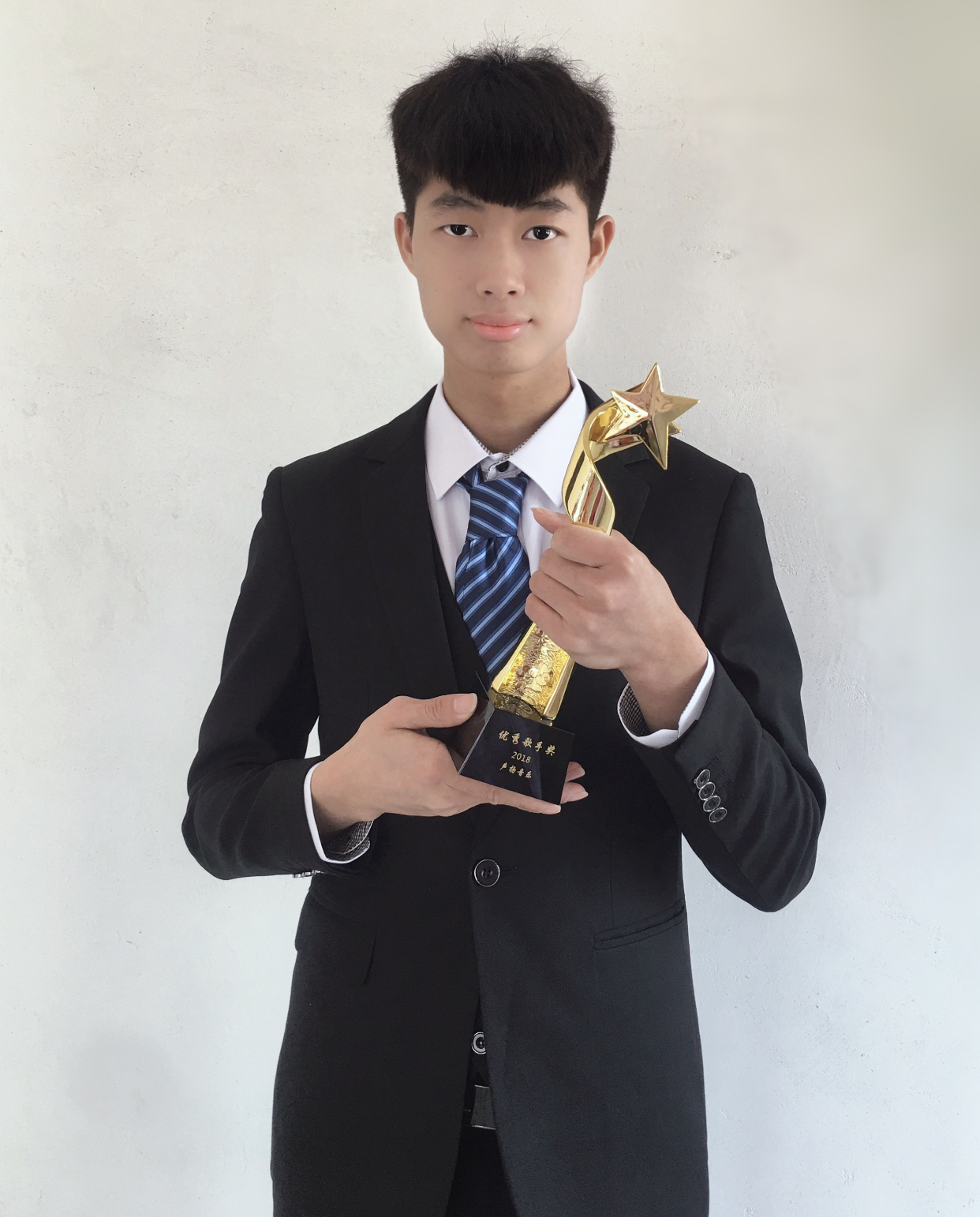 禤道秒“声扬音乐”迎春晚会“优秀歌手奖”获奖_凤凰网娱乐_凤凰网