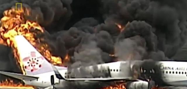空中浩劫——着陆机场的飞机发生起火爆炸__凤凰网