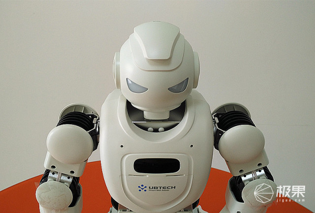 能唱会跳的Alpha Ebot，孩子的习惯养成伴侣 — 优必选 Alpha Ebot 机器人评测 | 视频_凤凰科技