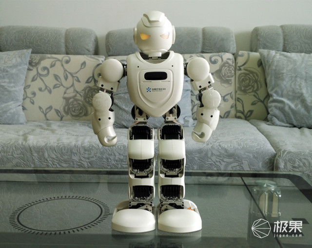 能唱会跳的Alpha Ebot，孩子的习惯养成伴侣 — 优必选 Alpha Ebot 机器人评测 | 视频_凤凰科技