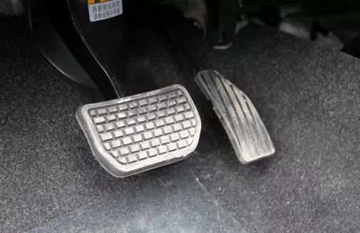 少了个踏板，自动挡应不应该左脚刹车？_凤凰网汽车_凤凰网