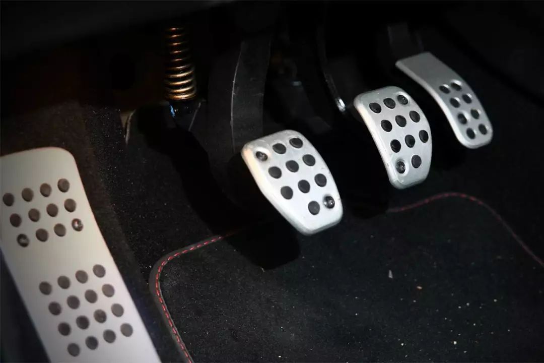 少了个踏板，自动挡应不应该左脚刹车？_凤凰网汽车_凤凰网