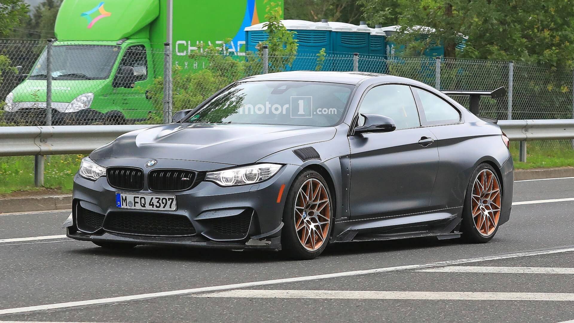 宝马M4 CSL实车曝光 采用更激进的外观套件_凤凰网汽车_凤凰网