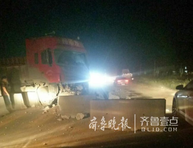 情报站|半挂车撞上隔离墩,菏泽“活雷锋”深夜救援_凤凰资讯