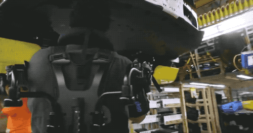 福特工人穿上外骨骼“铠甲”EksoVest 为手臂提供最高6.8kg支撑力_凤凰网