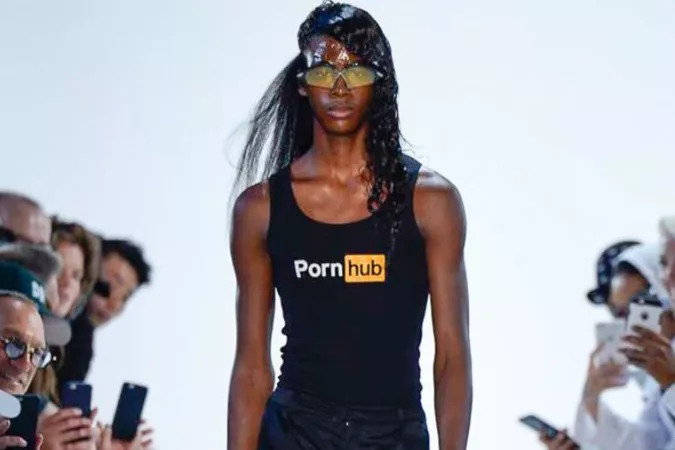 侃爷合作情色网站，YEEZY新联名更“潮”了！_凤凰网