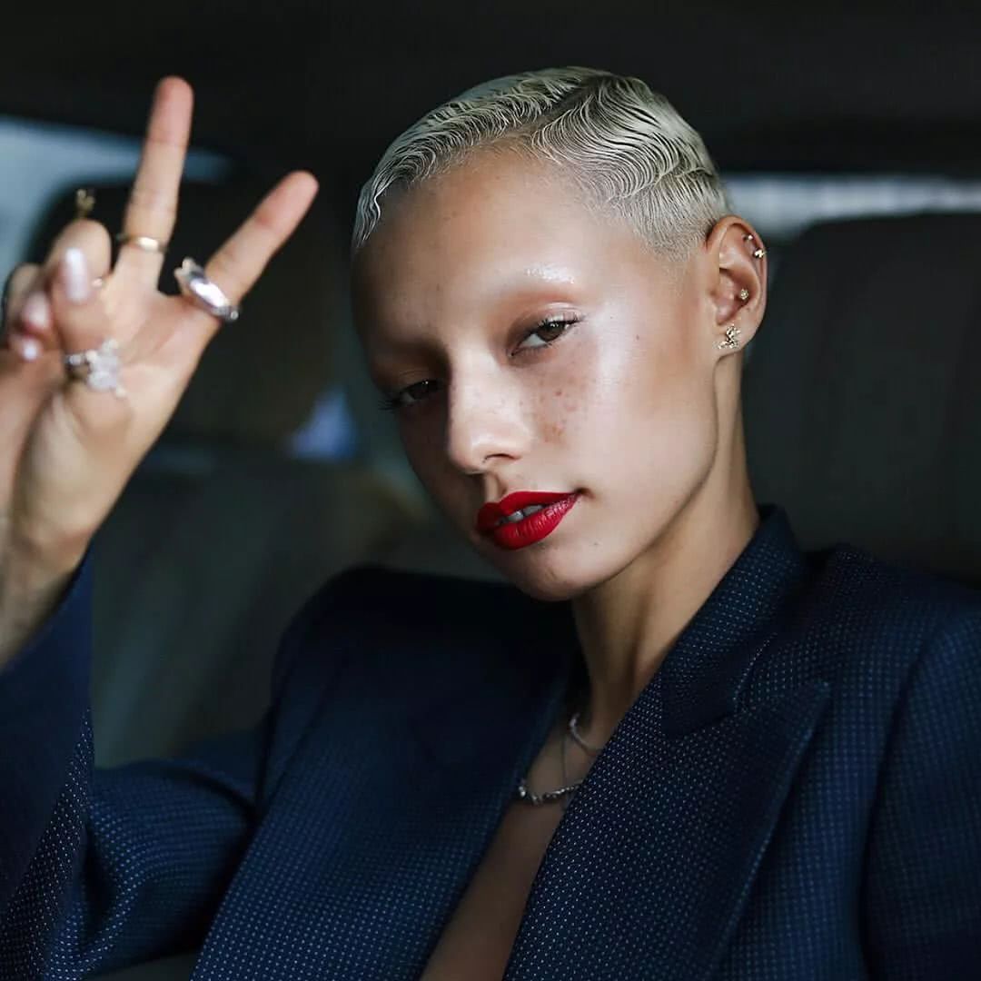 难怪Riri也关注她们，这几个潮流圈中的怪诞女孩也太酷了吧！_凤凰网