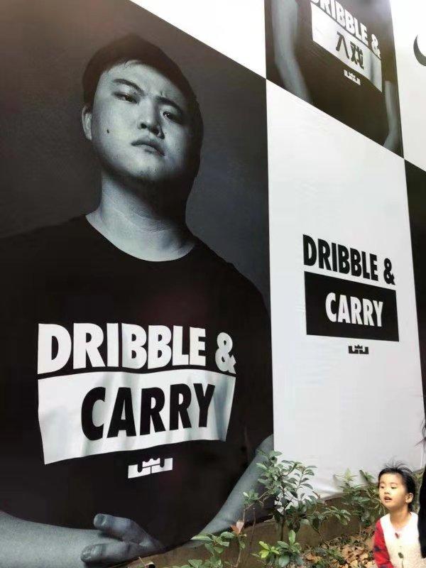 耐克开始投放UZI的广告牌，你在路边看到了吗？__凤凰网