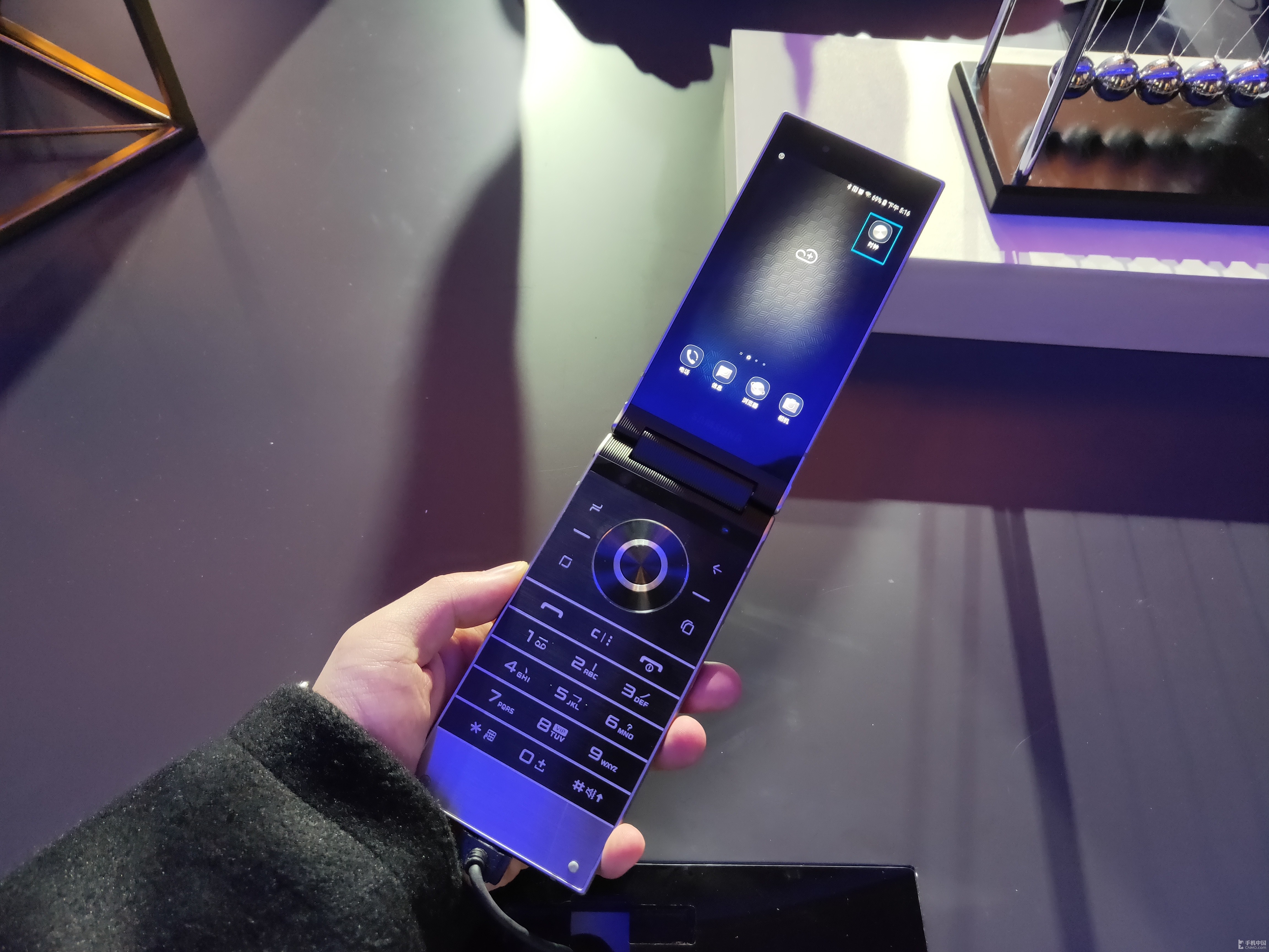 三星W2019真机图赏：万元级奢侈做工_凤凰网