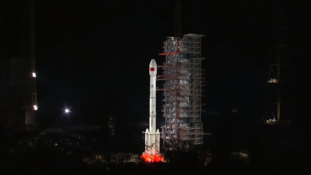 现场：中国成功发射第二代数据中继卫星系统首星_凤凰网视频_凤凰网